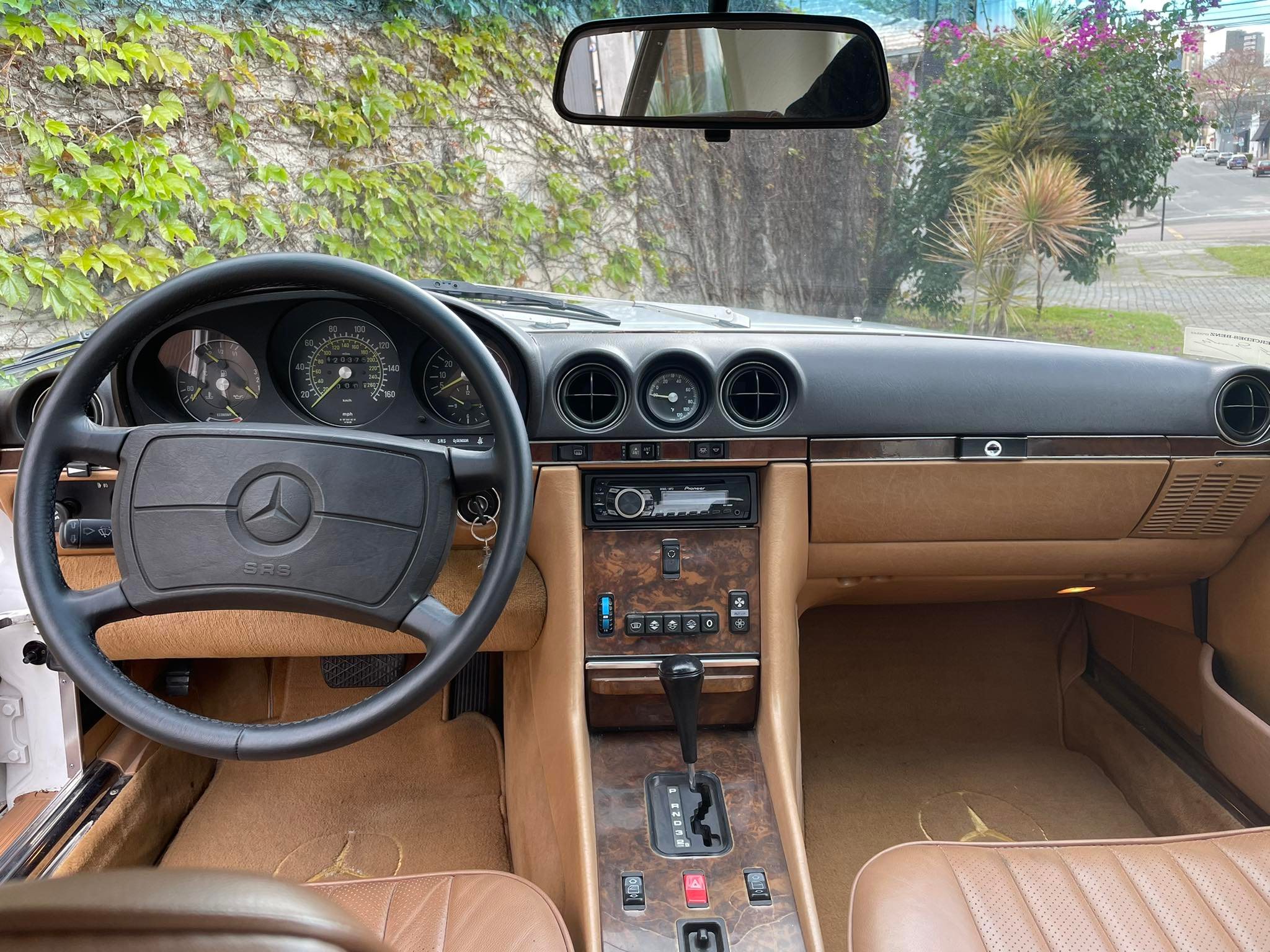Mercedes-Benz 560SL – Silver Arrows